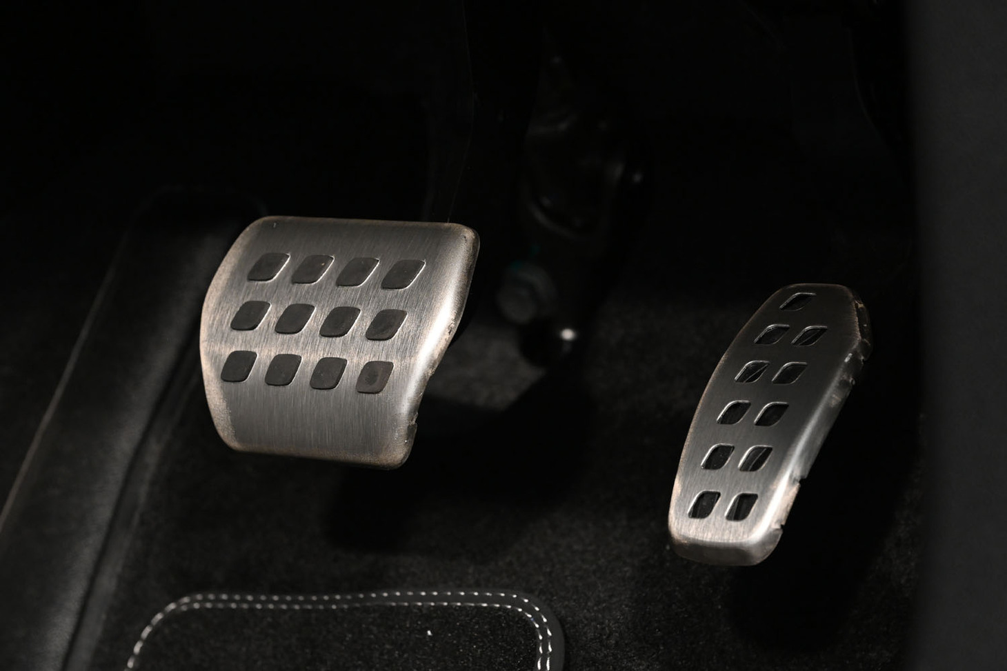 「ルノー・アルカナ」の期待の新グレード「E-TECHエンジニアード」を写真で見る 内装・外装など23枚 【画像・写真】 - webCG