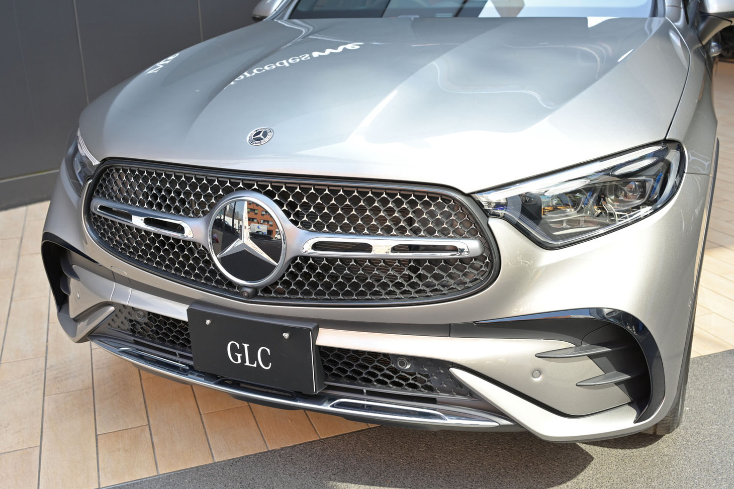 新型「メルセデス・ベンツGLC」発表会の会場から 内装・外装など21枚 【画像・写真】 - webCG