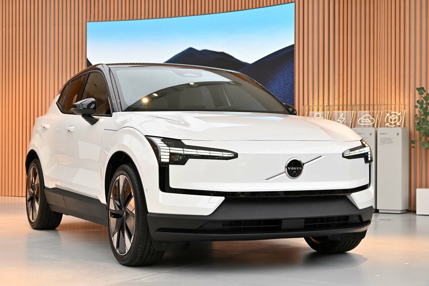 世界初披露からわずか1週間で日本上陸！ ボルボの新型車「EX30」を写真で見る 内装・外装など16枚 【画像・写真】 - webCG