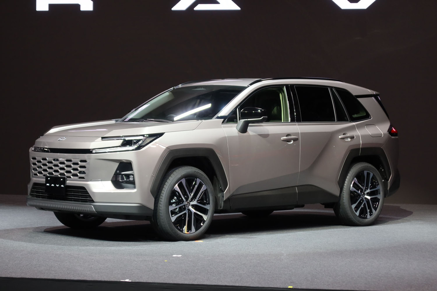 新型「トヨタRAV4」発表会の会場から 内装・外装など68枚 【画像・写真】 - webCG