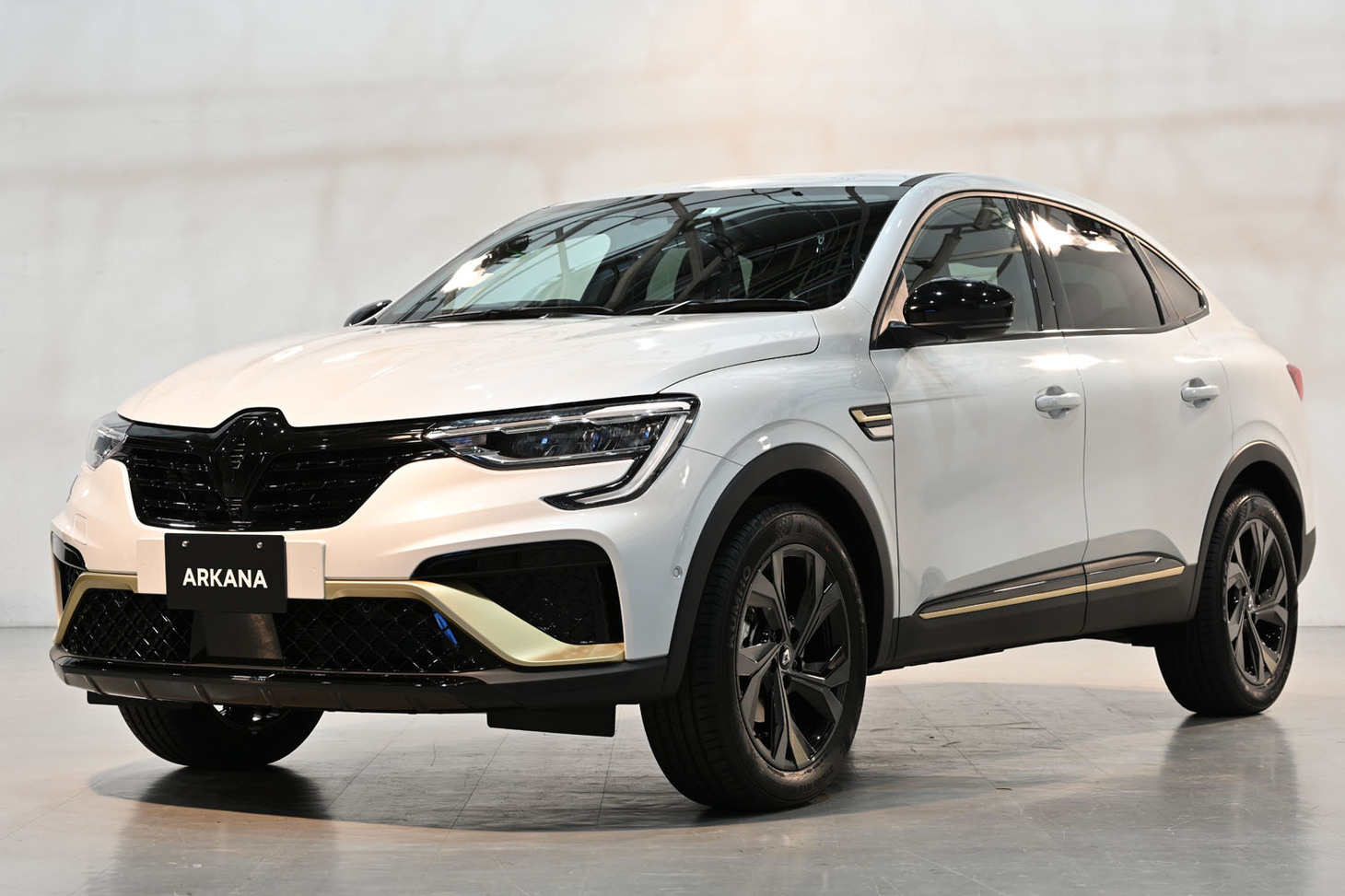 「ルノー・アルカナ」の期待の新グレード「E-TECHエンジニアード」を写真で見る 内装・外装など23枚 【画像・写真】 - webCG