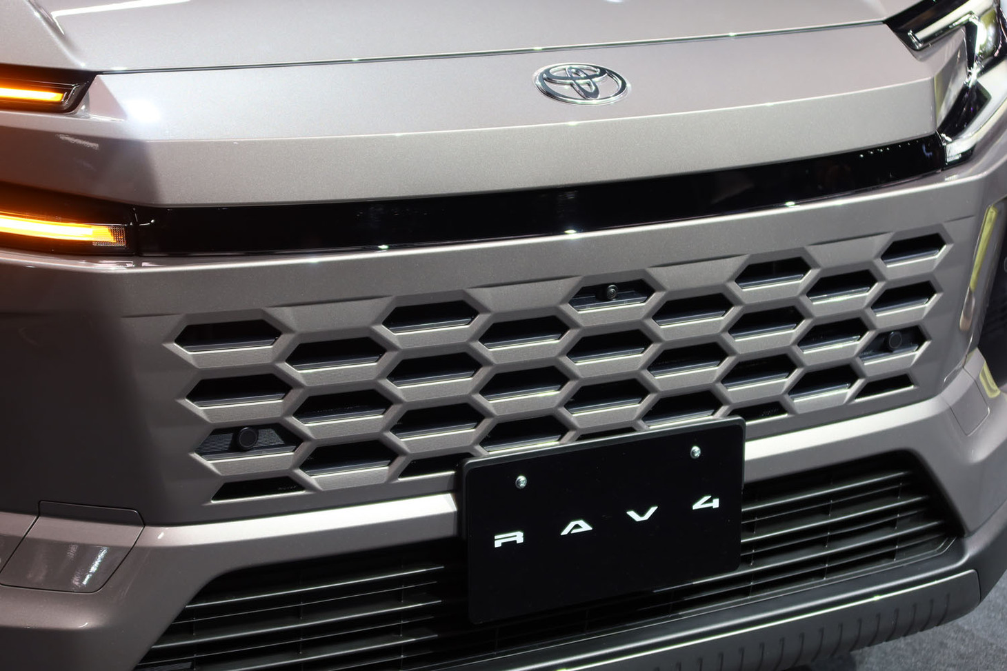 新型「トヨタRAV4」発表会の会場から 内装・外装など68枚 【画像・写真】 - webCG