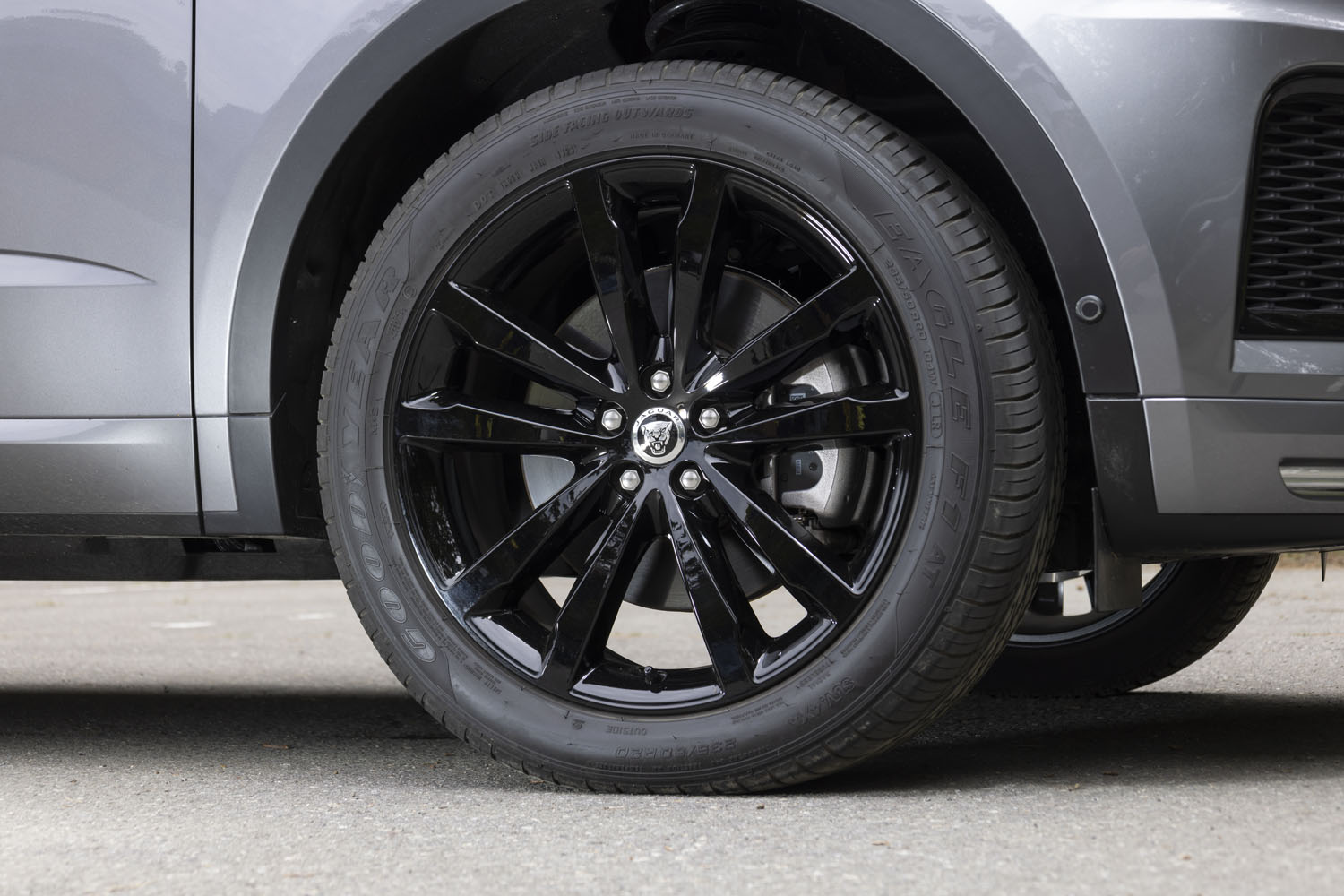 「E-PACE」と「F-PACE」のPHEVがジャガーの新時代を告げる 【JAGUAR ～スポーツPHEVという選択肢～＜AD＞】 - webCG