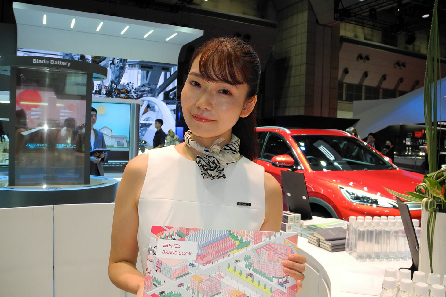 【ジャパンモビリティショー2023】コンパニオン（BYDブース） ビジュアル26枚 【画像・写真】 - webCG