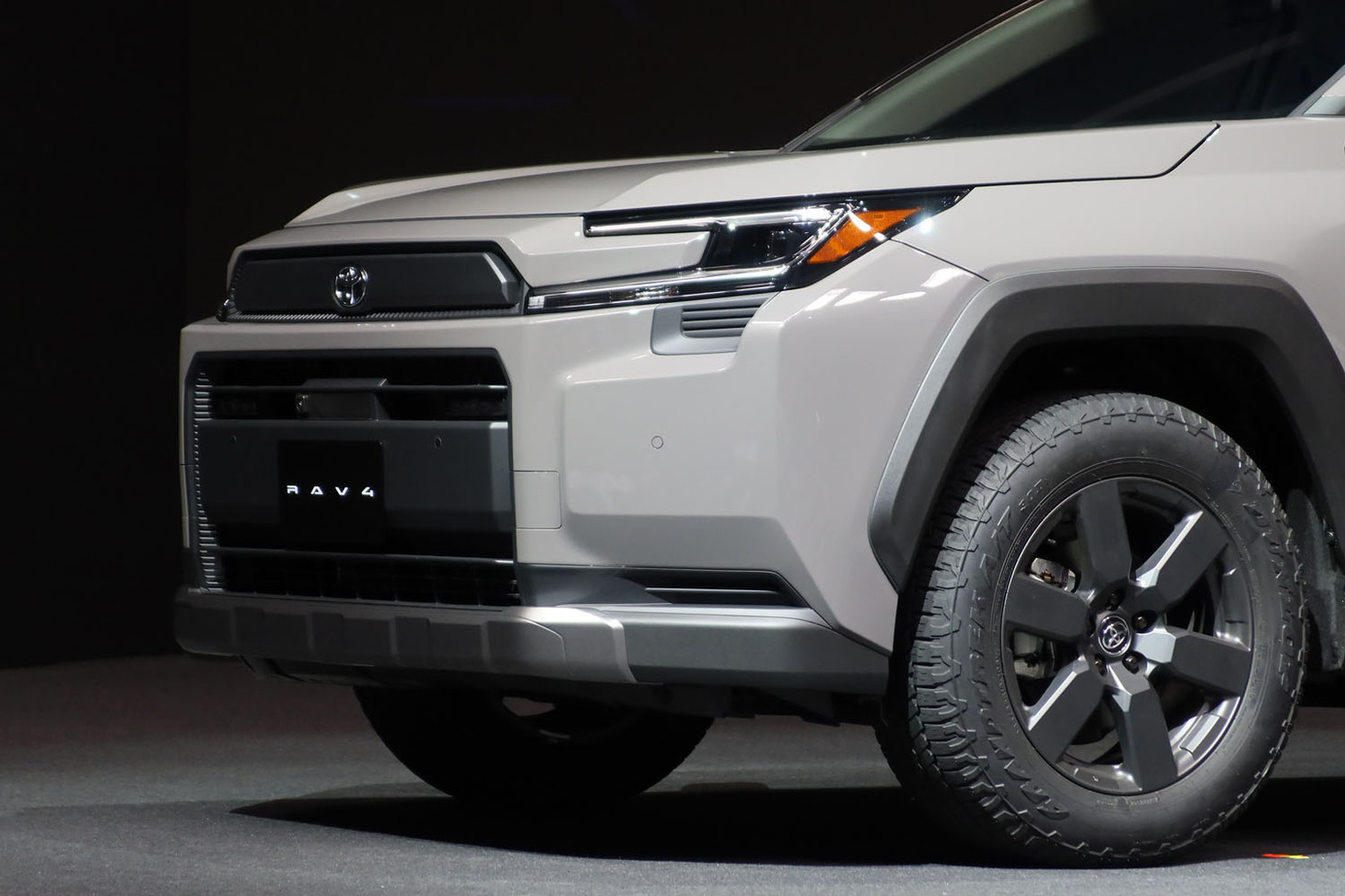 新型「トヨタRAV4」発表会の会場から 内装・外装など68枚 【画像・写真】 - webCG