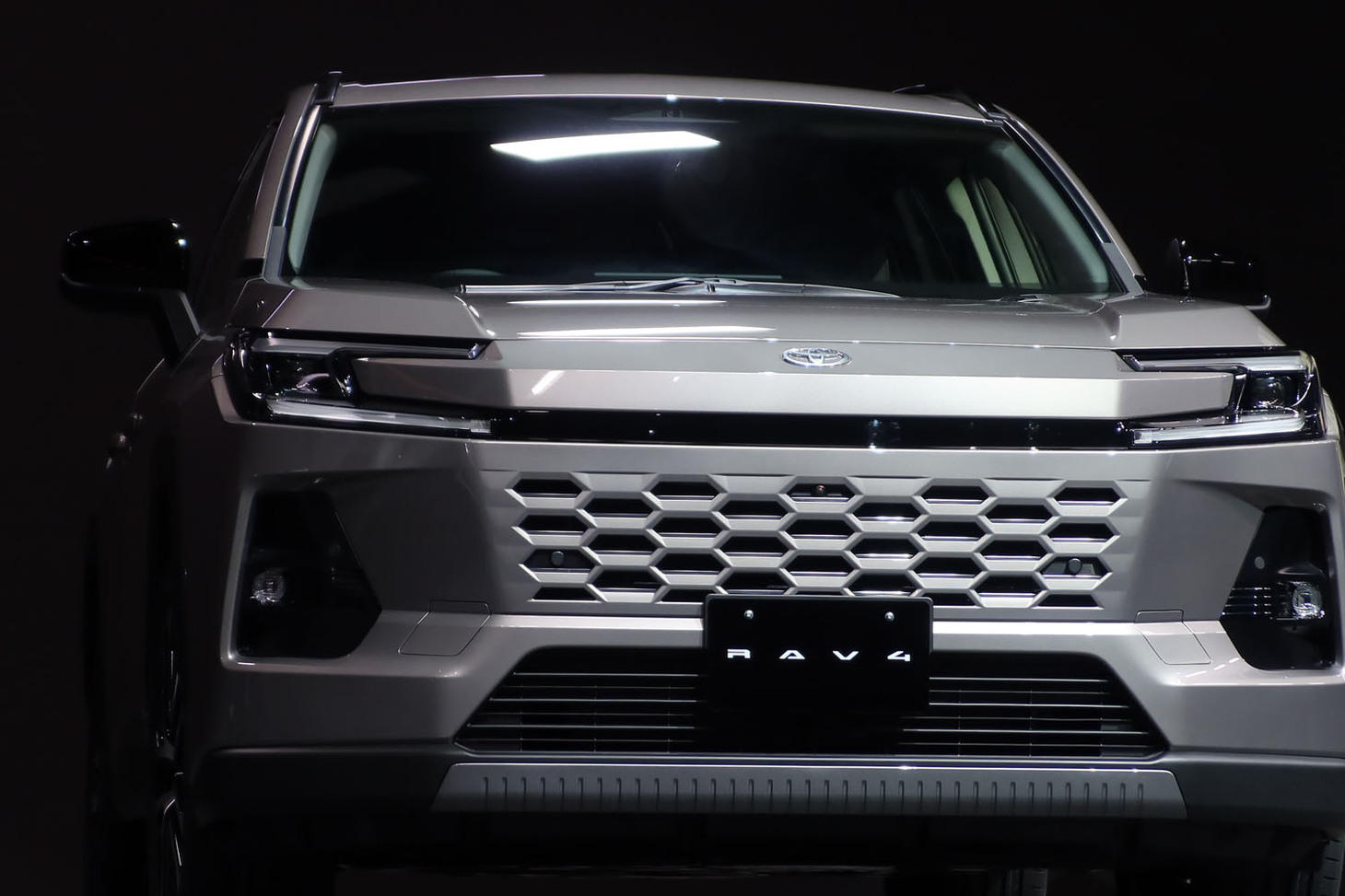 新型「トヨタRAV4」発表会の会場から 内装・外装など68枚 【画像・写真】 - webCG