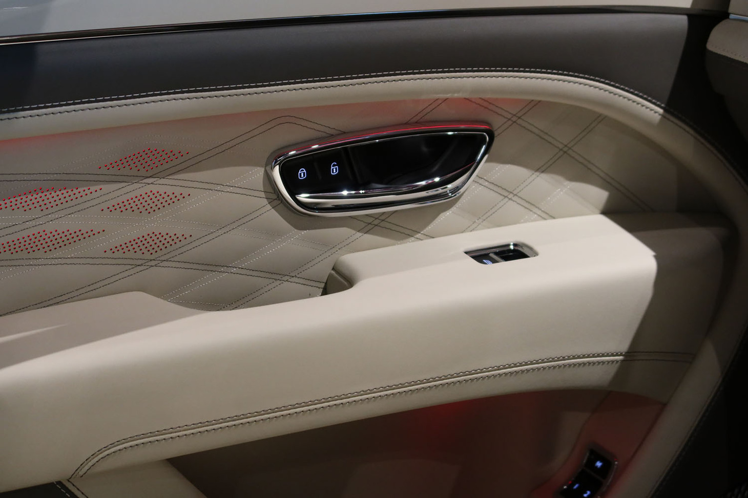 ベントレー・ベンテイガEWBアズール ファーストエディション 内装・外装など65枚 【画像・写真】 - webCG