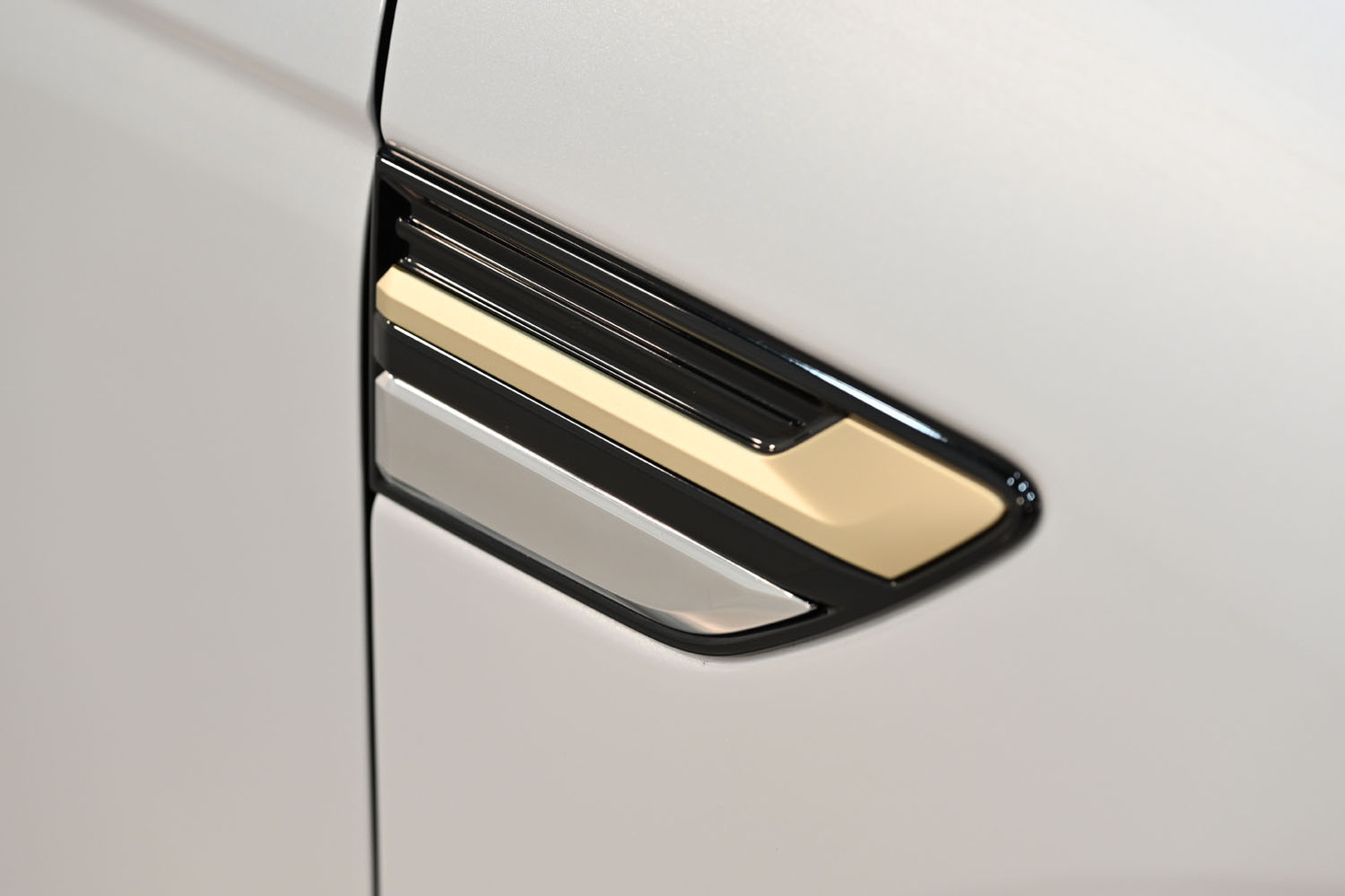 「ルノー・アルカナ」の期待の新グレード「E-TECHエンジニアード」を写真で見る 内装・外装など23枚 【画像・写真】 - webCG