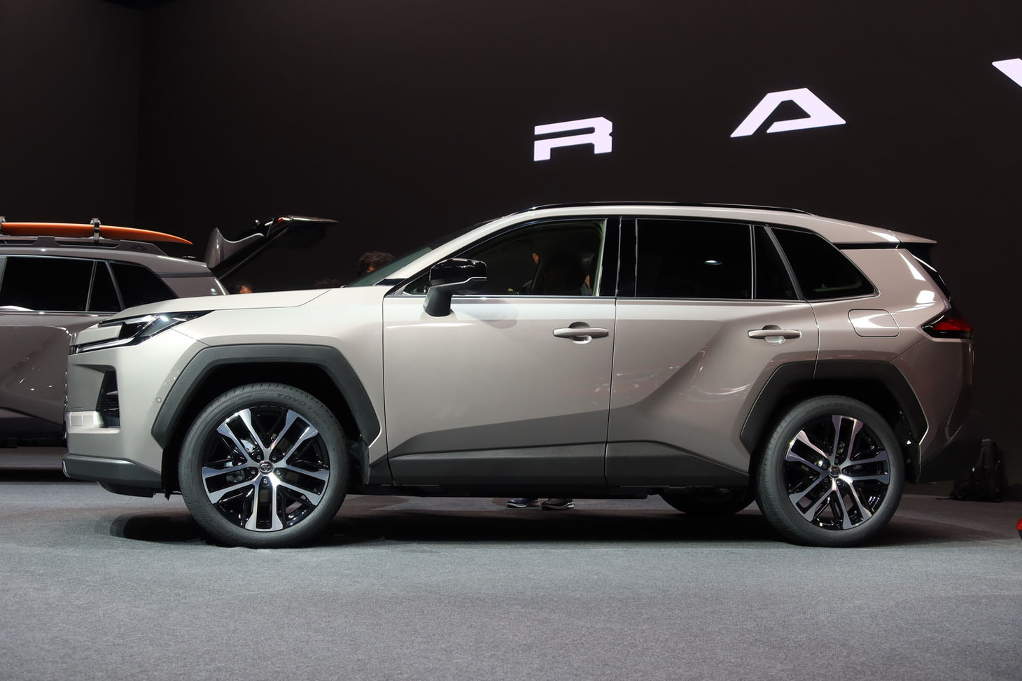 新型「トヨタRAV4」発表会の会場から 内装・外装など68枚 【画像・写真】 - webCG