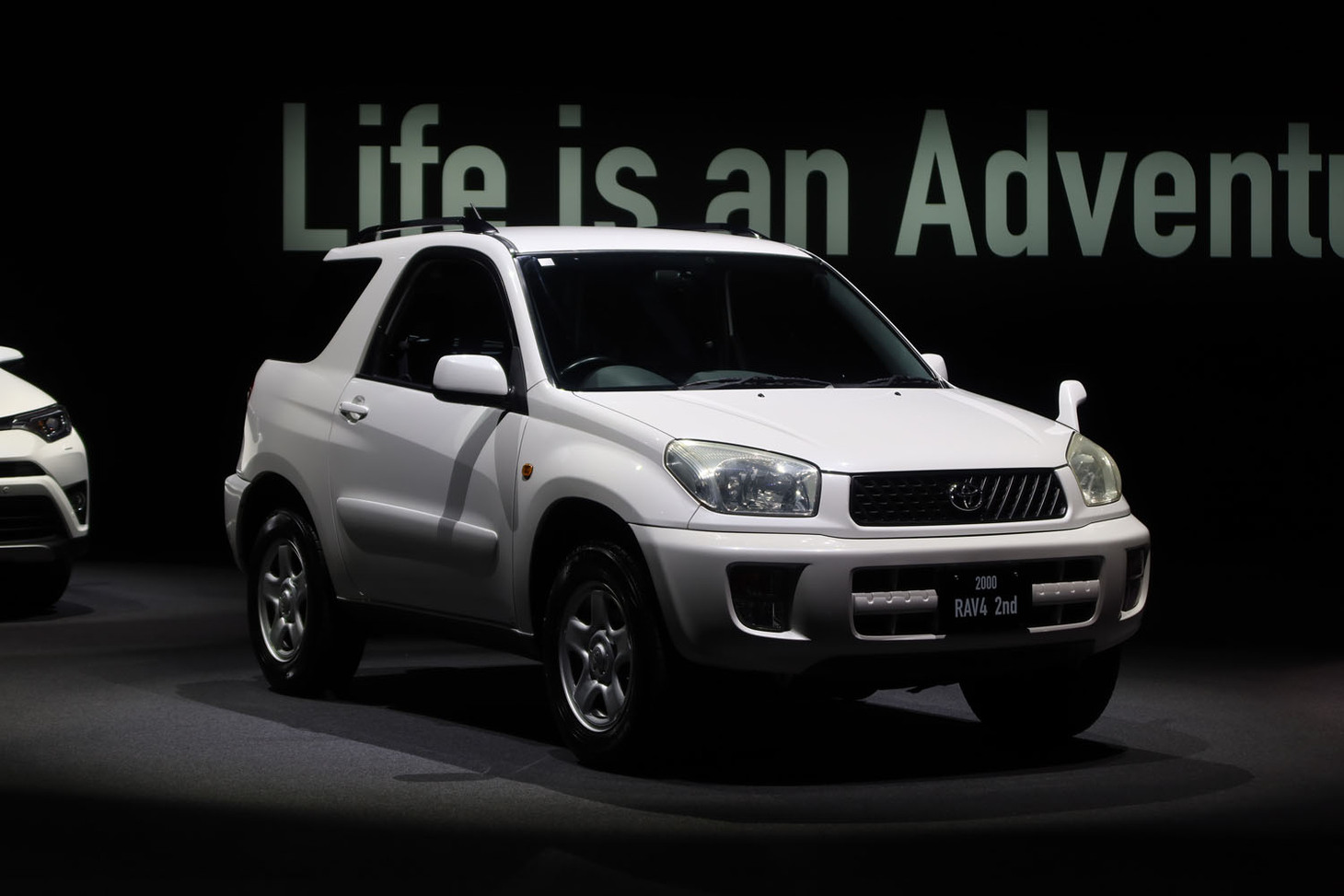 新型「トヨタRAV4」発表会の会場から 内装・外装など68枚 【画像・写真】 - webCG