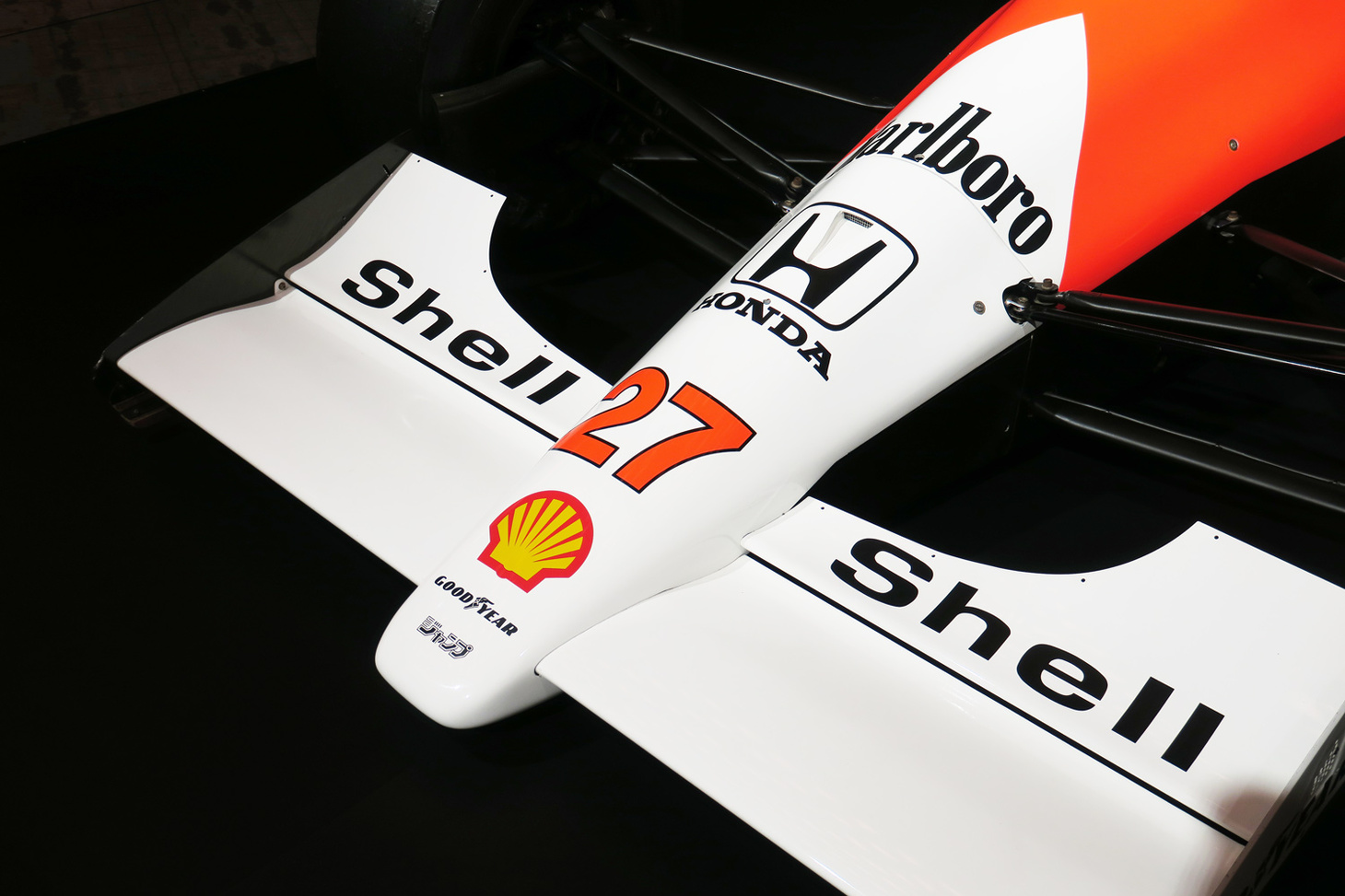 マクラーレン創立60周年記念展示の会場より（マクラーレンMP4/4、MP4/5B） ビジュアル40枚 【画像・写真】 - webCG