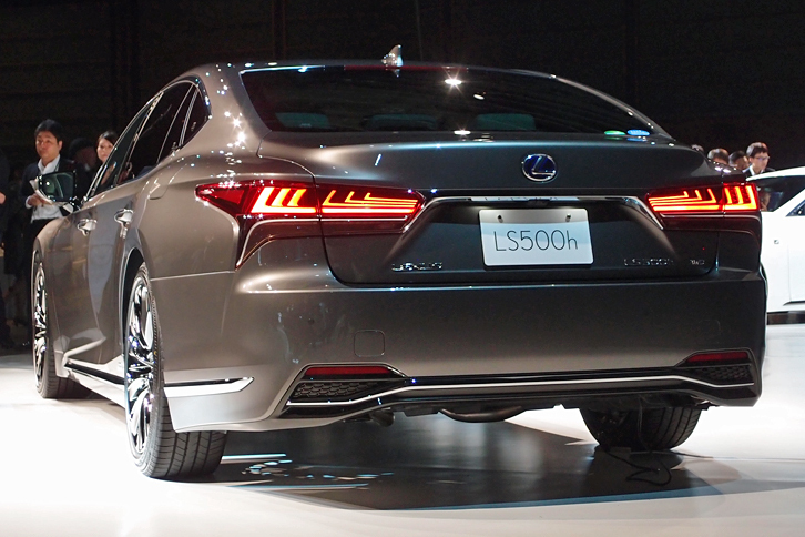 レクサスLS500h／レクサスLS500h“Fスポーツ” 内装・外装など26枚 【画像・写真】 - webCG