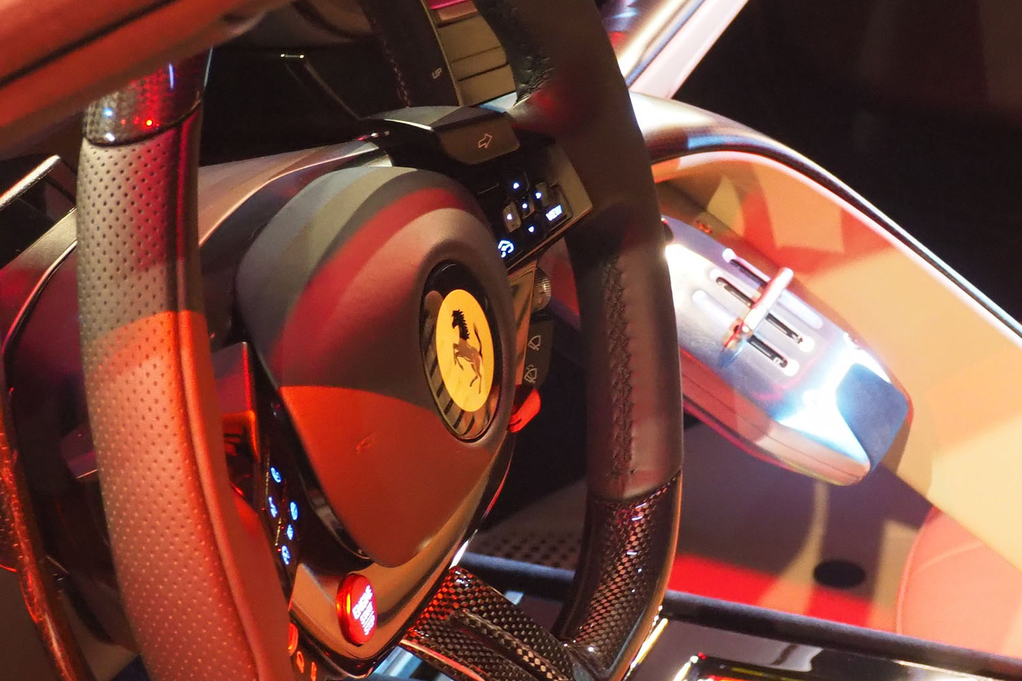 新型「フェラーリ849テスタロッサ」発表イベントの会場から 内装・外装など76枚 【画像・写真】 - webCG