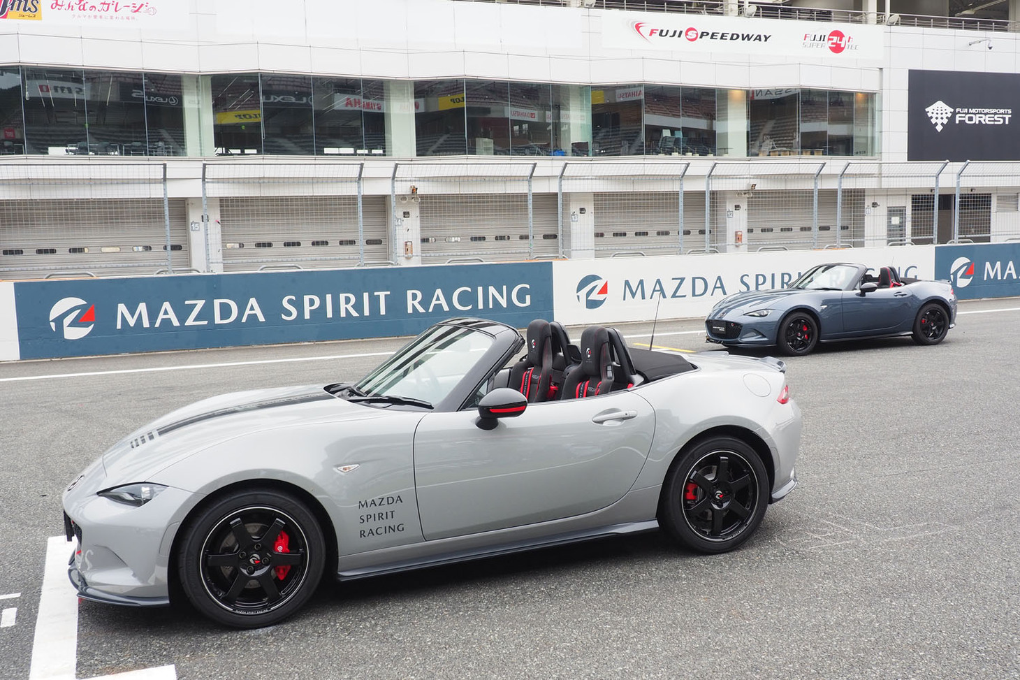 「マツダ スピリット レーシング・ロードスター12R」発表イベントの会場から 内装・外装など82枚 【画像・写真】 - webCG