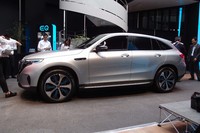 メルセデス初の量産型ピュアEV「EQC」が上陸 デビュー記念の特別仕様車からウェブでの受注を開始 【ニュース】 - webCG