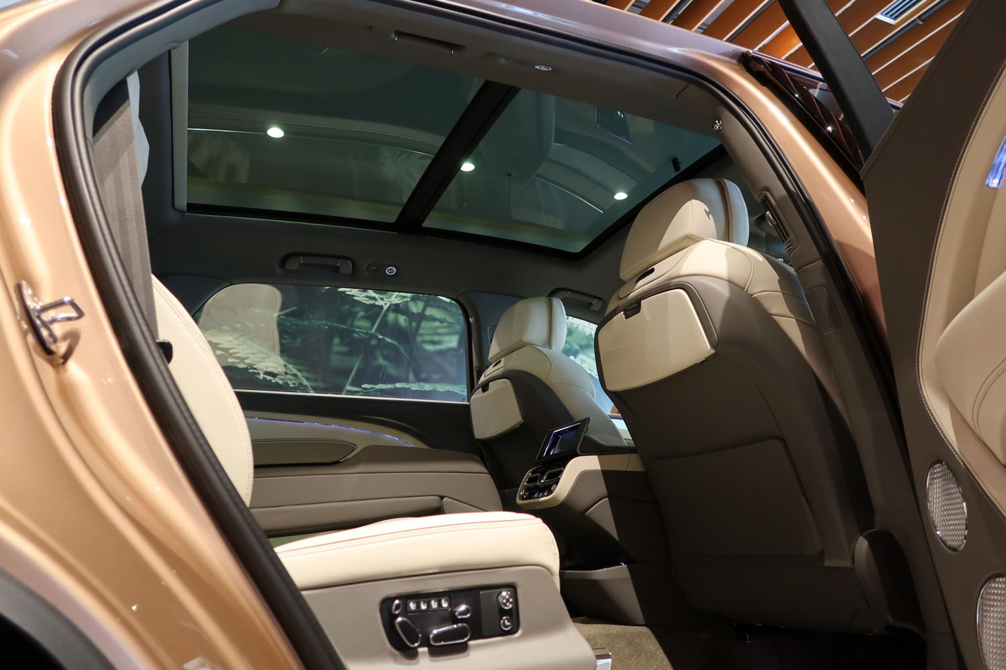 ベントレー・ベンテイガEWBアズール ファーストエディション 内装・外装など65枚 【画像・写真】 - webCG