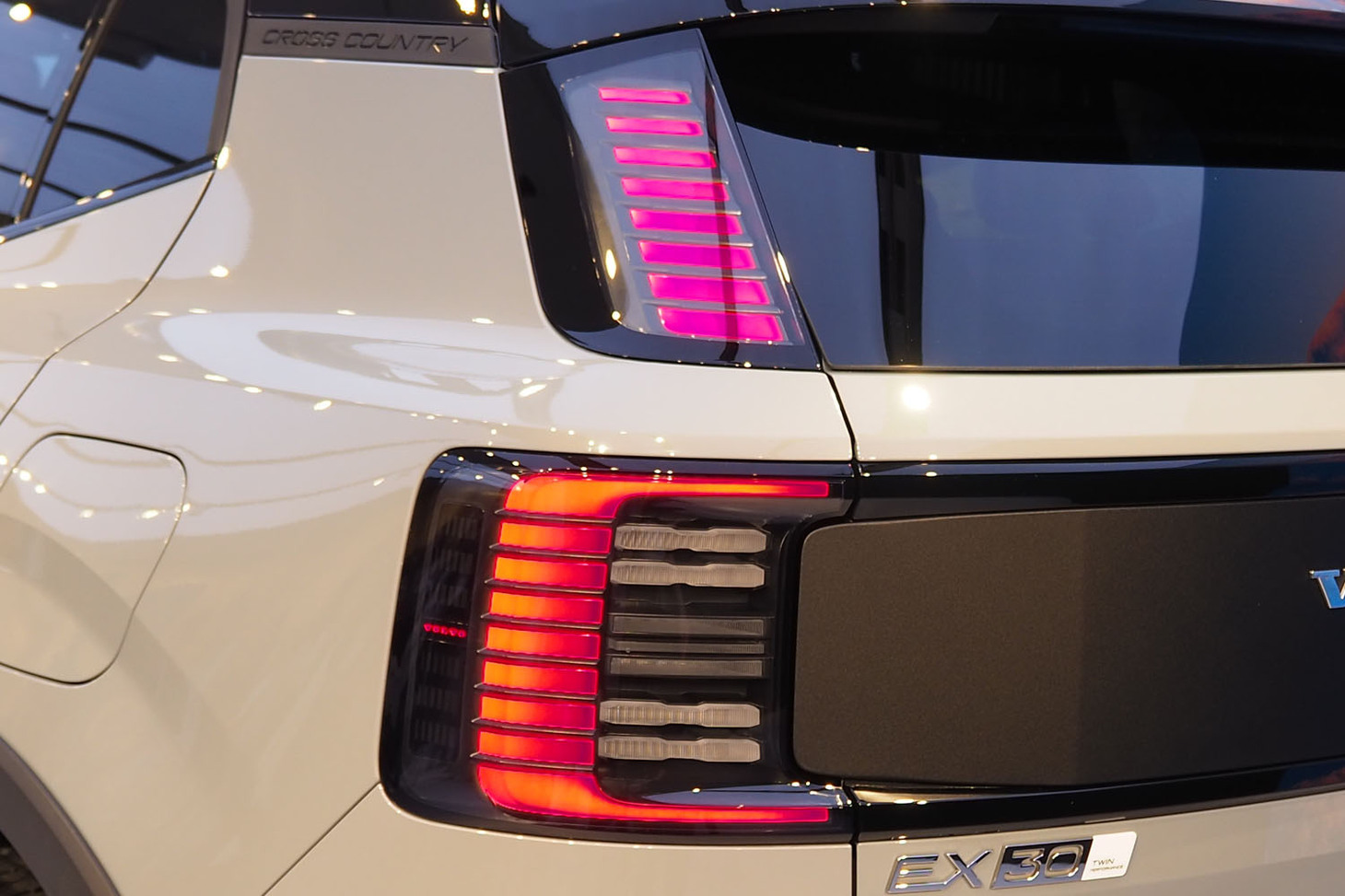 ボルボEX30クロスカントリー 内装・外装など80枚 【画像・写真】 - webCG