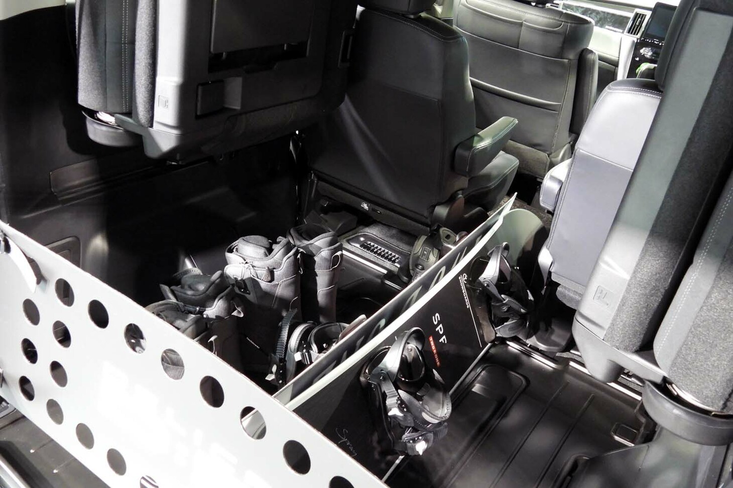 三菱デリカD：5 CHAMONIX SNOW GEAR（シャモニースノーギア） 内装・外装など39枚 【画像・写真】 - webCG