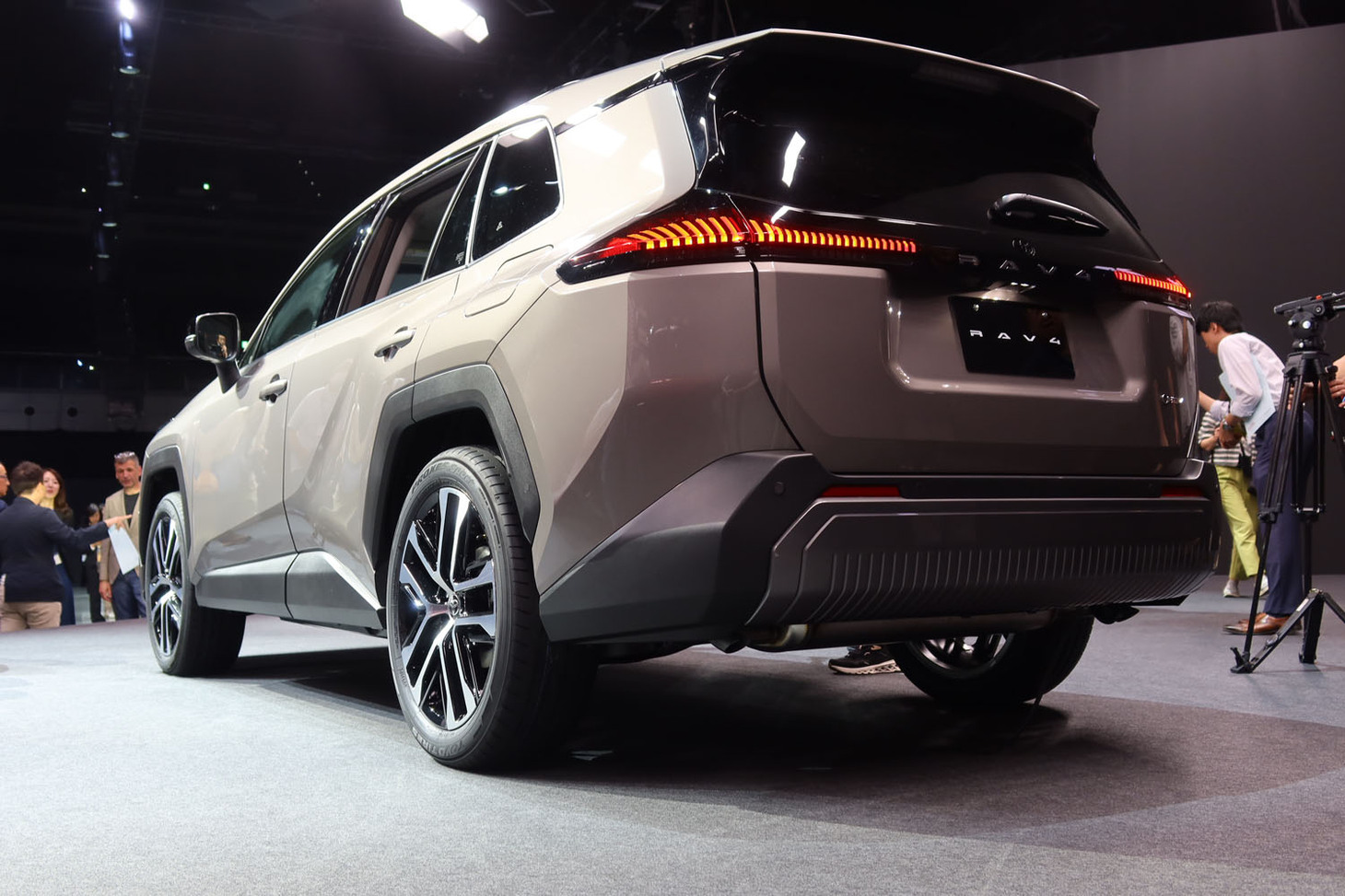 新型「トヨタRAV4」発表会の会場から 内装・外装など68枚 【画像・写真】 - webCG