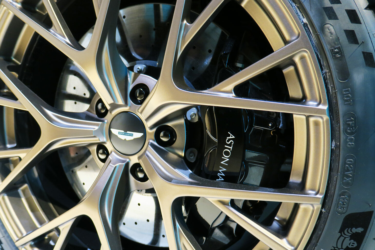 アストンマーティンDB12 内装・外装など65枚 【画像・写真】 - webCG