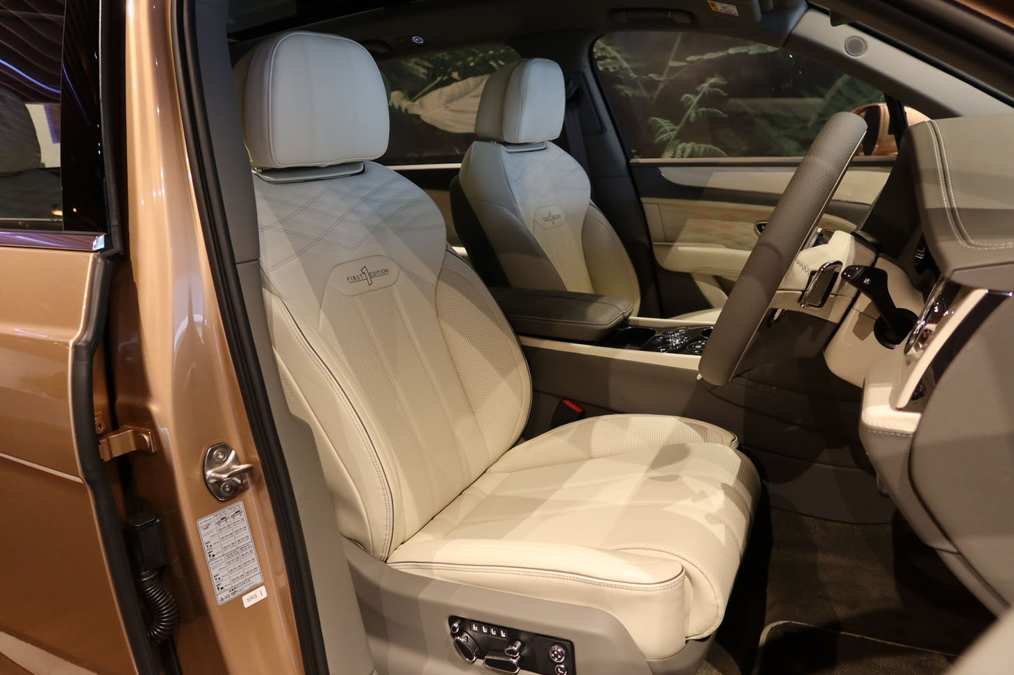 ベントレー・ベンテイガEWBアズール ファーストエディション 内装・外装など65枚 【画像・写真】 - webCG