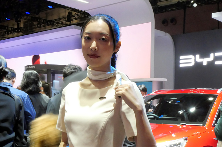 【ジャパンモビリティショー2023】コンパニオン（BYDブース） ビジュアル26枚 【画像・写真】 - webCG