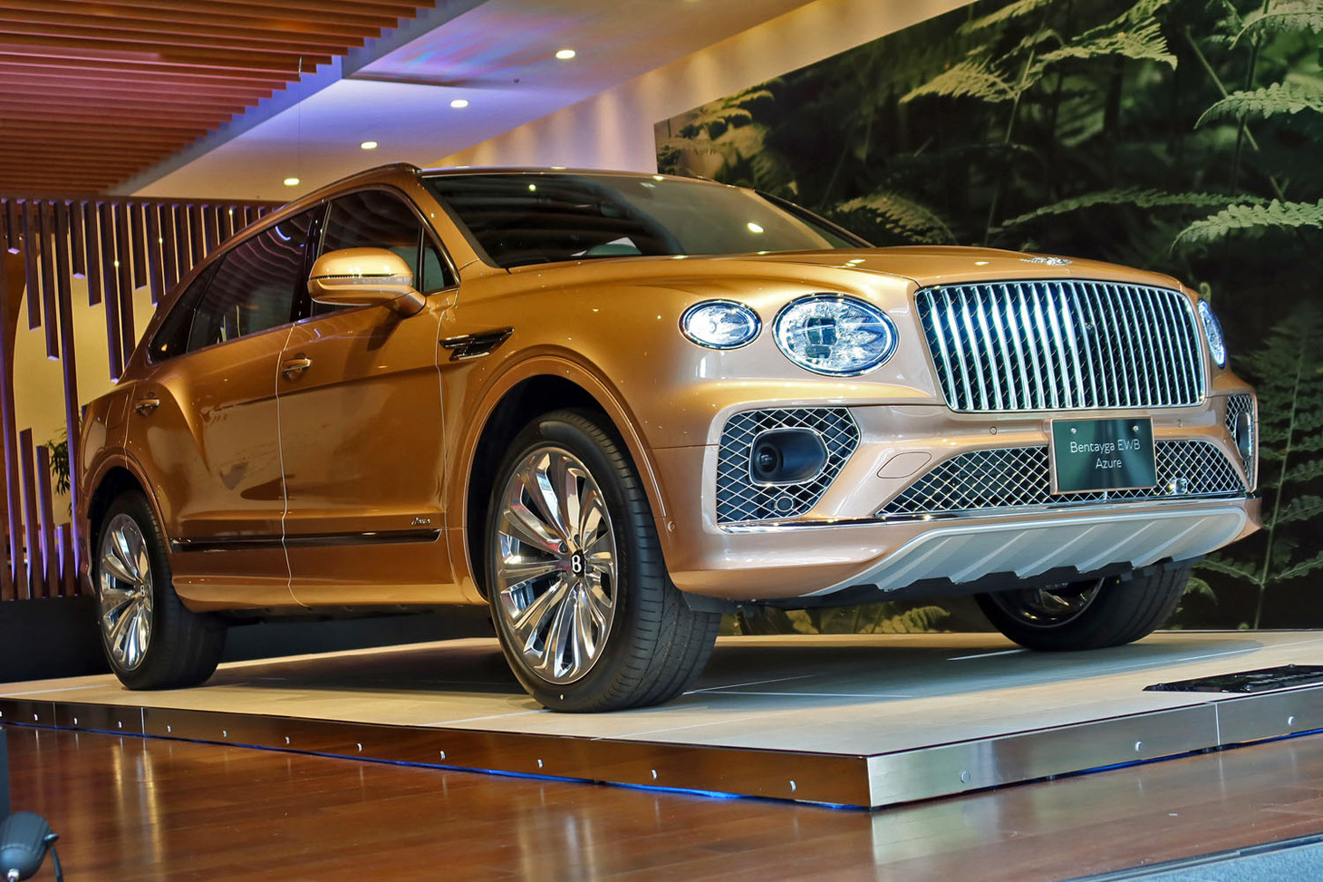 ベントレー・ベンテイガEWBアズール ファーストエディション 内装・外装など65枚 【画像・写真】 - webCG
