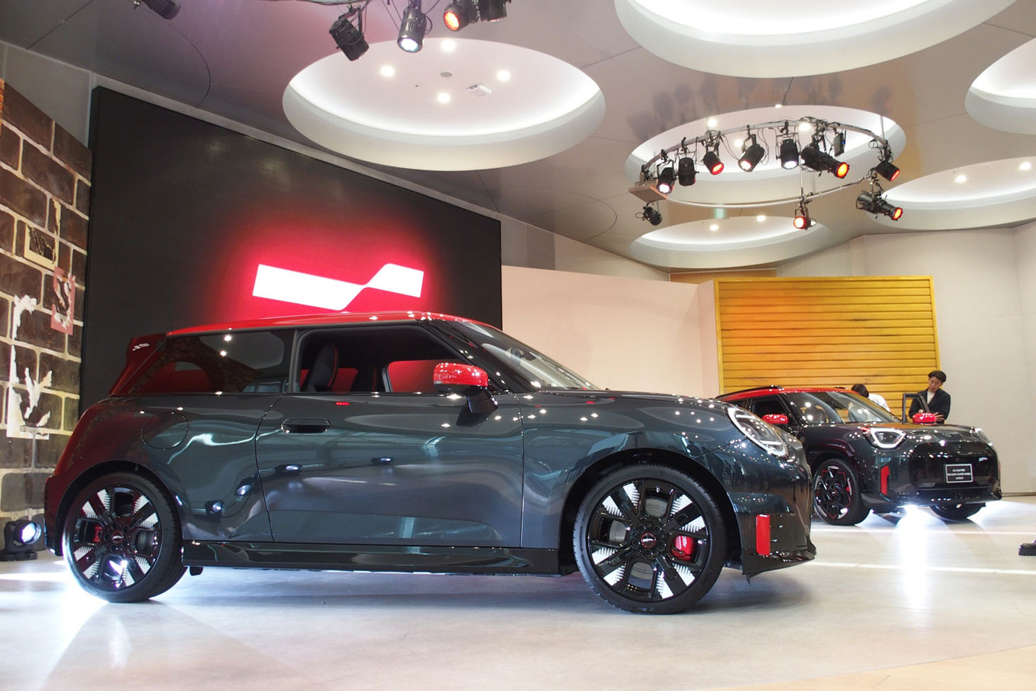 MINIジョンクーパーワークスE／ジョンクーパーワークス エースマンE 内装・外装など124枚 【画像・写真】 - webCG