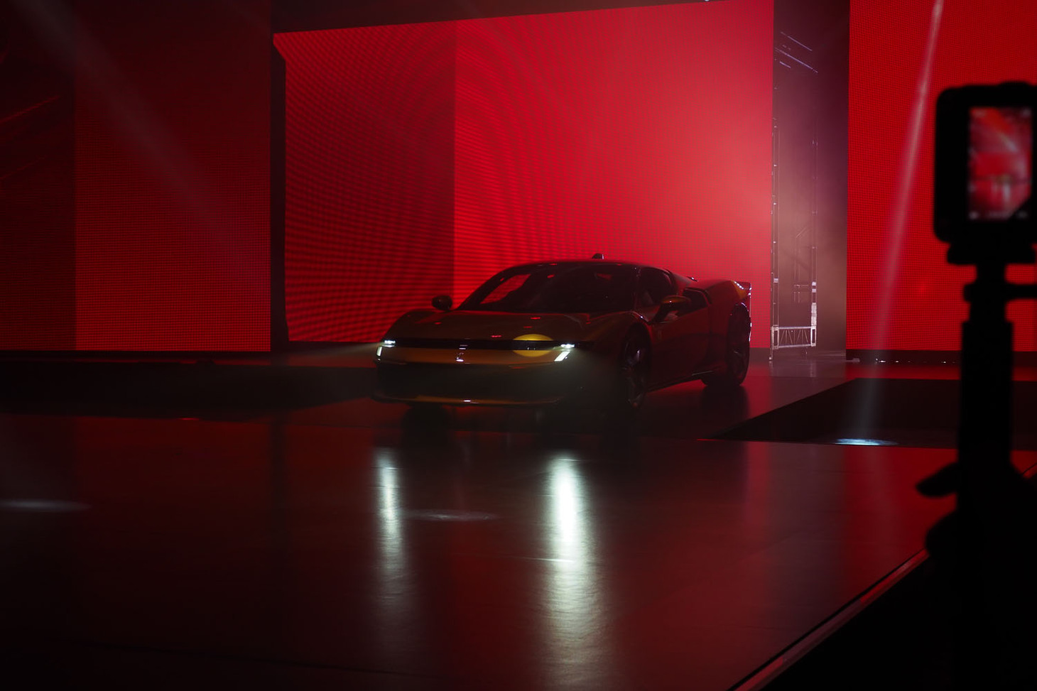 新型「フェラーリ849テスタロッサ」発表イベントの会場から 内装・外装など76枚 【画像・写真】 - webCG