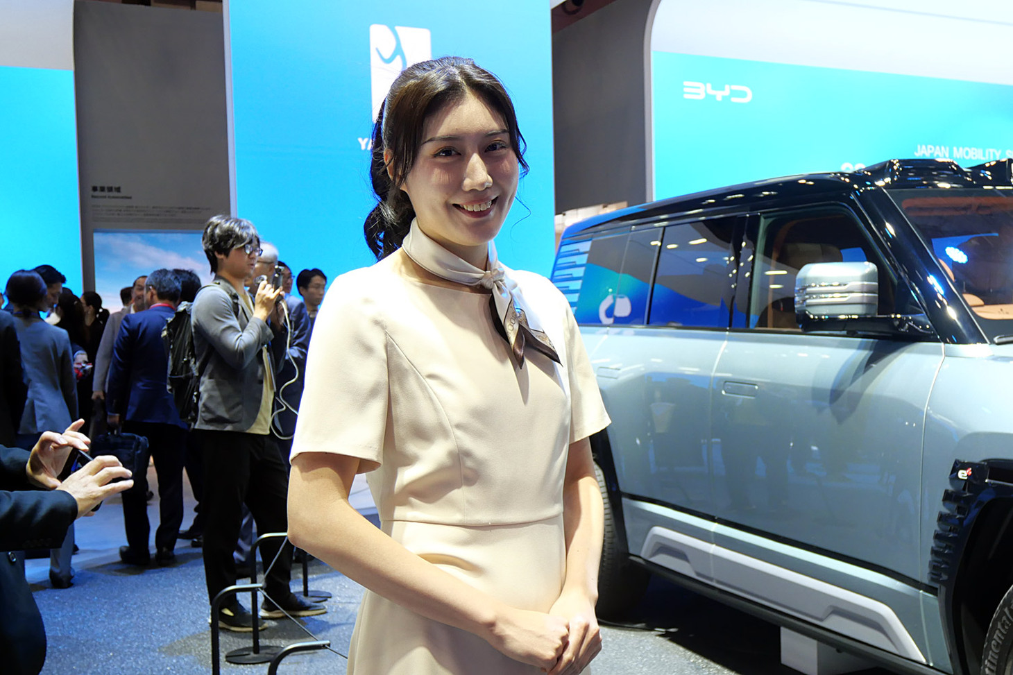 【ジャパンモビリティショー2023】コンパニオン（BYDブース） ビジュアル26枚 【画像・写真】 - webCG