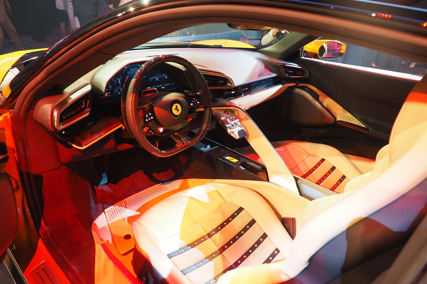 新型「フェラーリ849テスタロッサ」発表イベントの会場から 内装・外装など76枚 【画像・写真】 - webCG