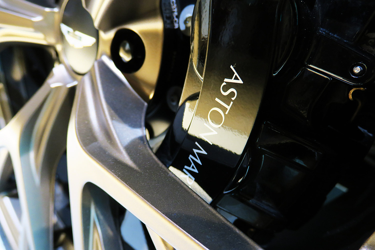 アストンマーティンDB12 内装・外装など65枚 【画像・写真】 - webCG