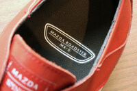 マツダとスピングルが「ロードスター」をモチーフにしたコラボスニーカー「SP-MX5」を発表 【ニュース】 - webCG