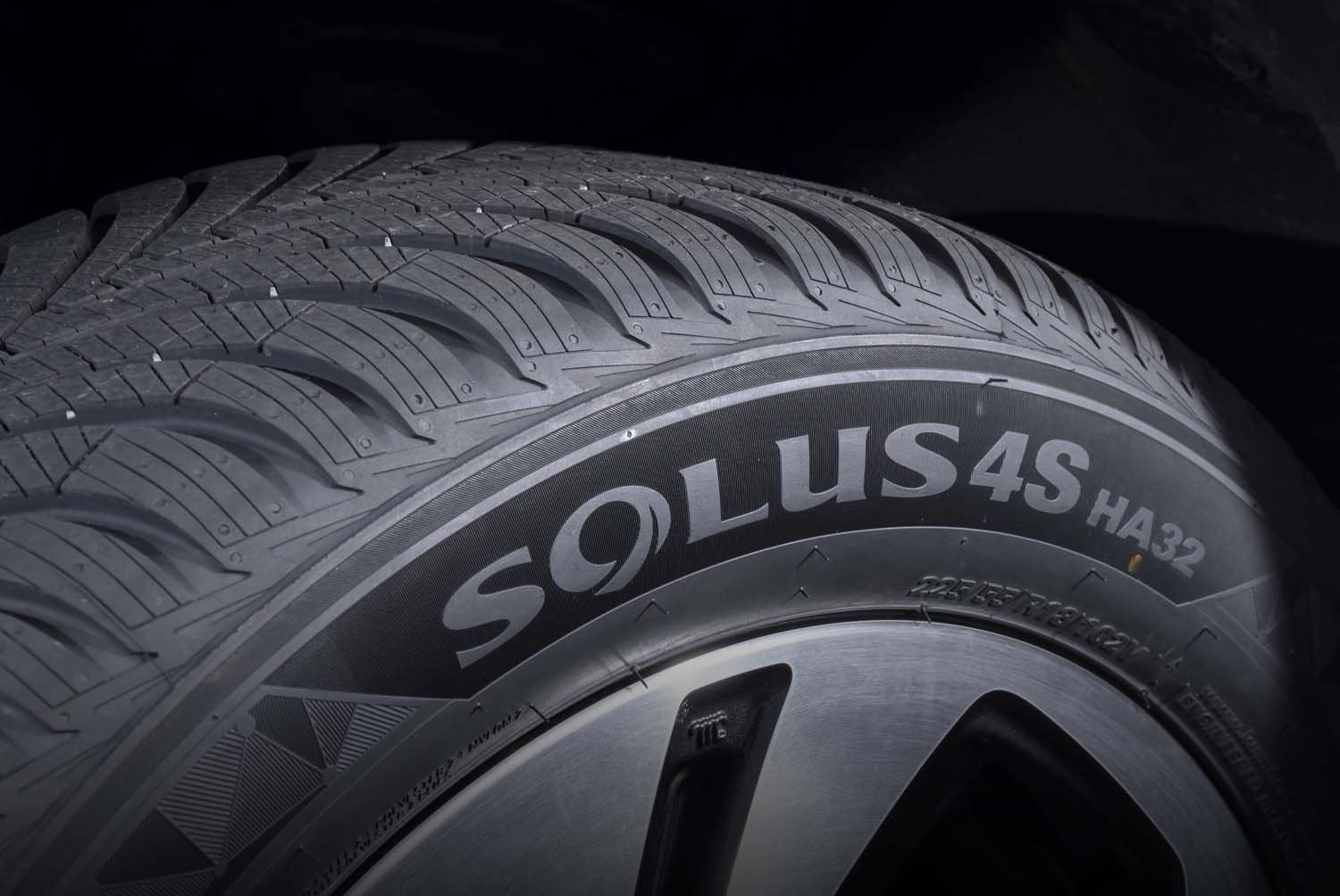 手放せない安心感 「KUMHO SOLUS 4S HA32」を味わう 【2022-2023 Winter webCGタイヤセレクション＜AD＞】 - webCG