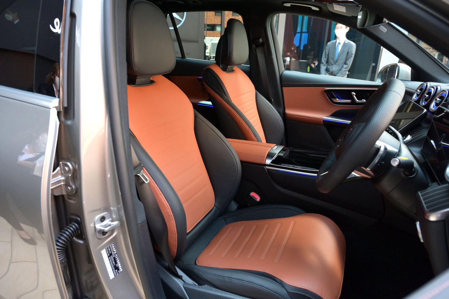 新型「メルセデス・ベンツGLC」発表会の会場から 内装・外装など21枚 【画像・写真】 - webCG