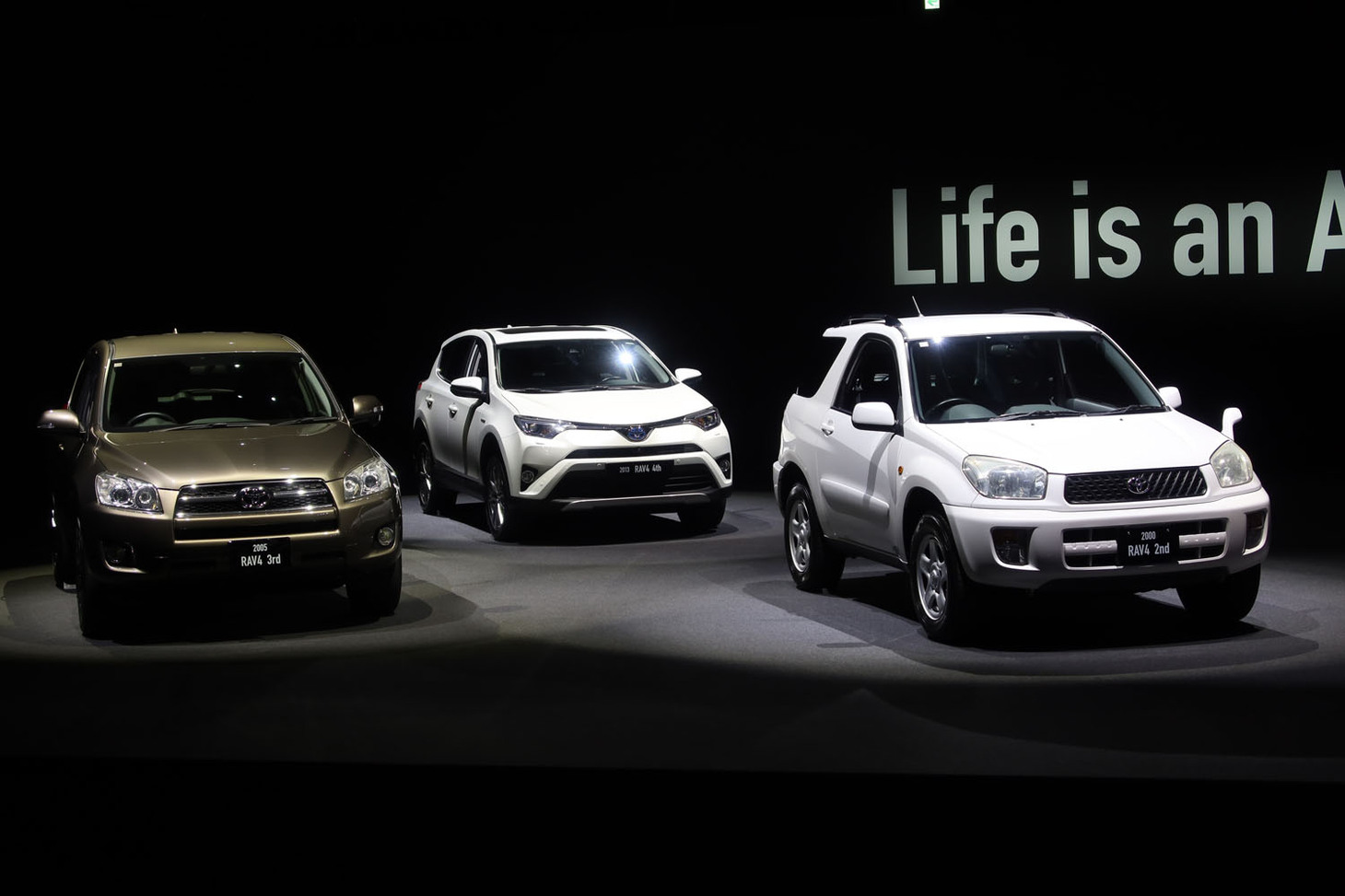 新型「トヨタRAV4」発表会の会場から 内装・外装など68枚 【画像・写真】 - webCG