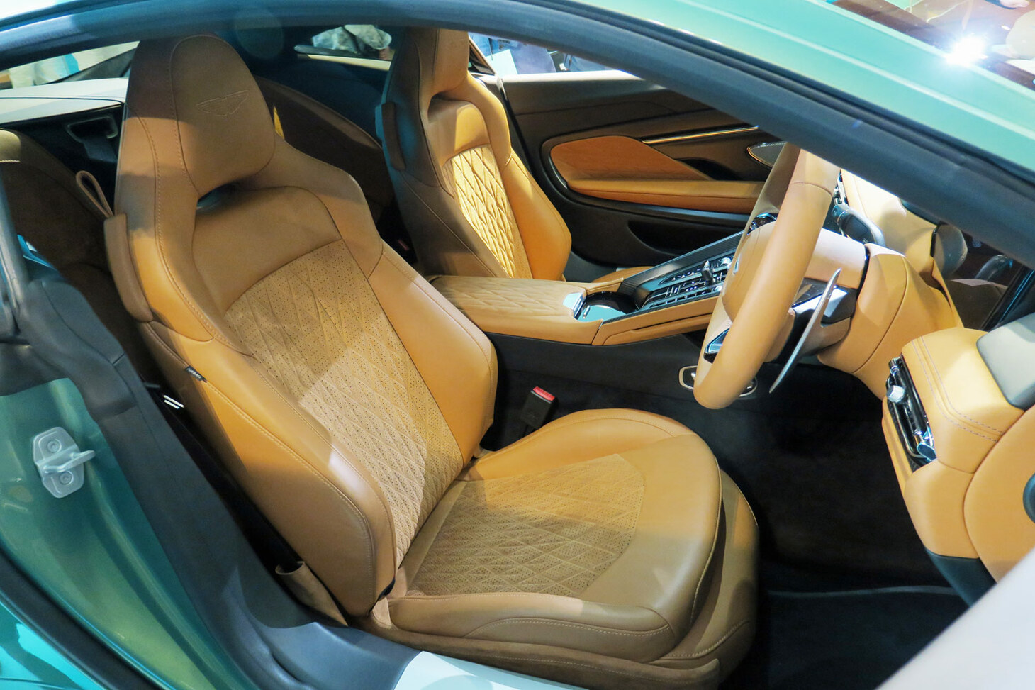 アストンマーティンDB12 内装・外装など65枚 【画像・写真】 - webCG