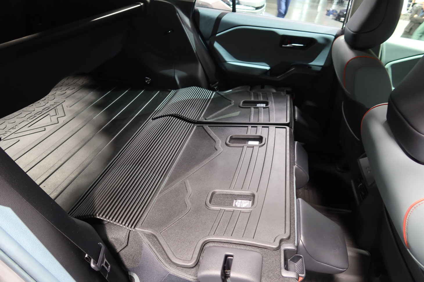 新型「トヨタRAV4」発表会の会場から 内装・外装など68枚 【画像・写真】 - webCG