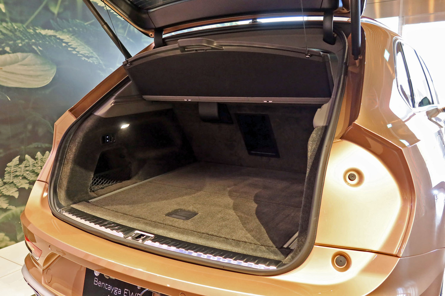 ベントレー・ベンテイガEWBアズール ファーストエディション 内装・外装など65枚 【画像・写真】 - webCG
