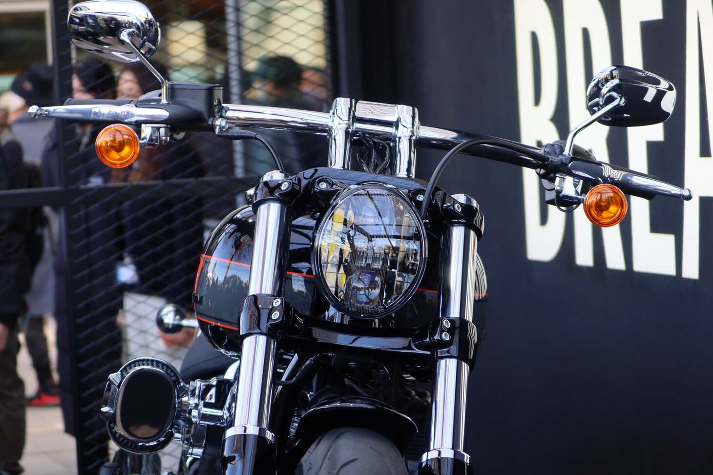 タレントの魔裟斗も大興奮！ 新型「ハーレーダビッドソン・ブレイクアウト」披露会の会場から 内装・外装など29枚 【画像・写真】 - webCG