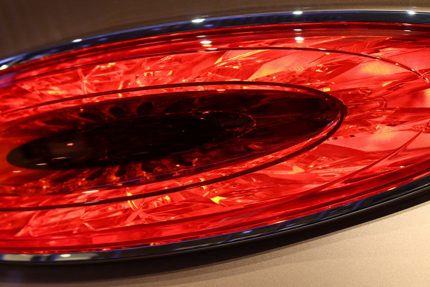 ベントレー・ベンテイガEWBアズール ファーストエディション 内装・外装など65枚 【画像・写真】 - webCG