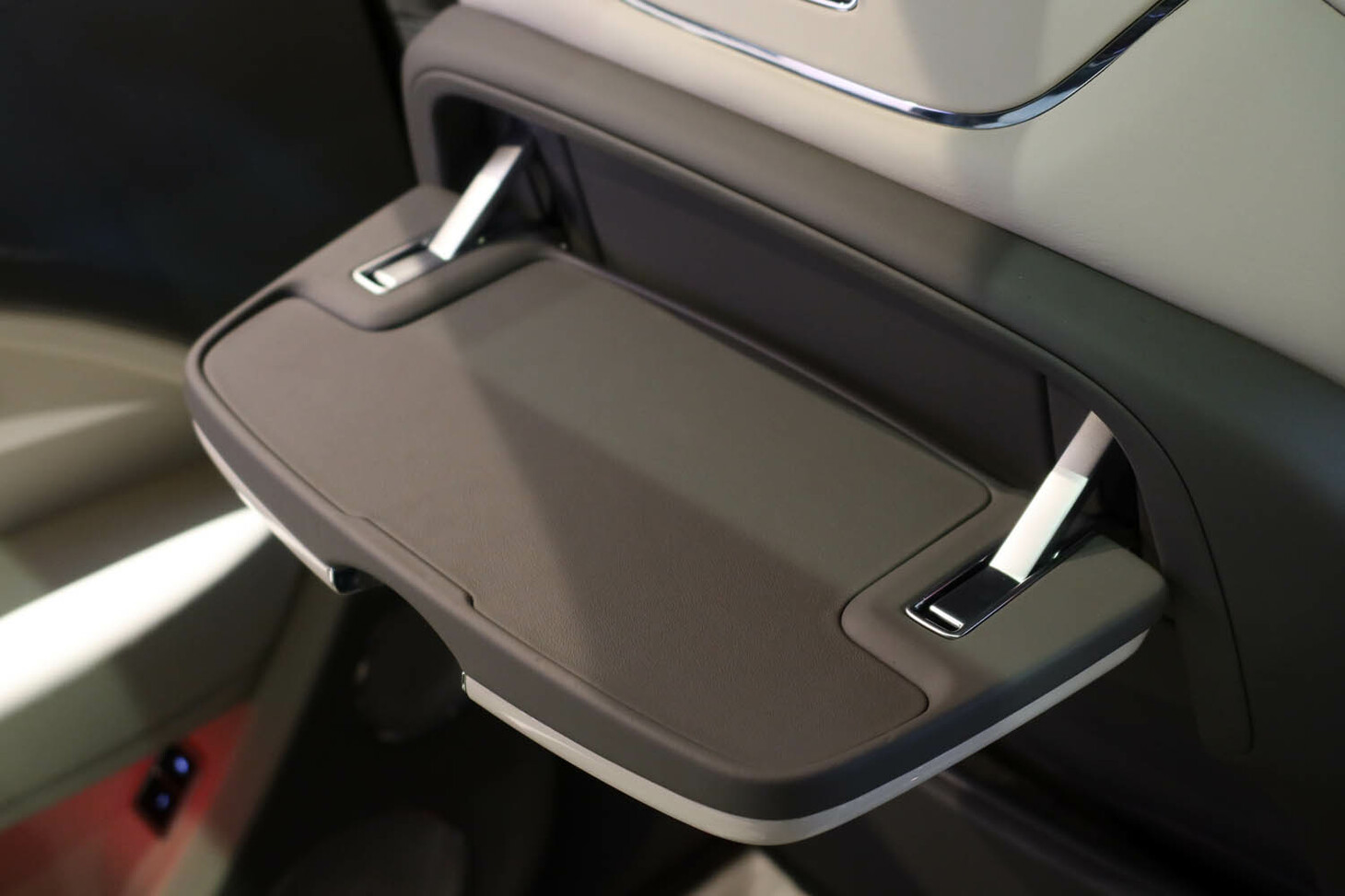 ベントレー・ベンテイガEWBアズール ファーストエディション 内装・外装など65枚 【画像・写真】 - webCG