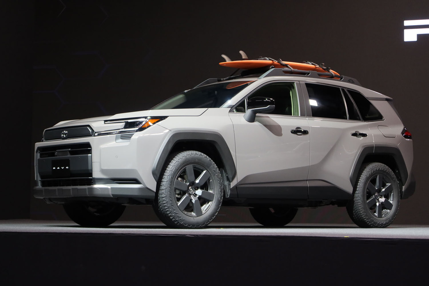 新型「トヨタRAV4」発表会の会場から 内装・外装など68枚 【画像・写真】 - webCG