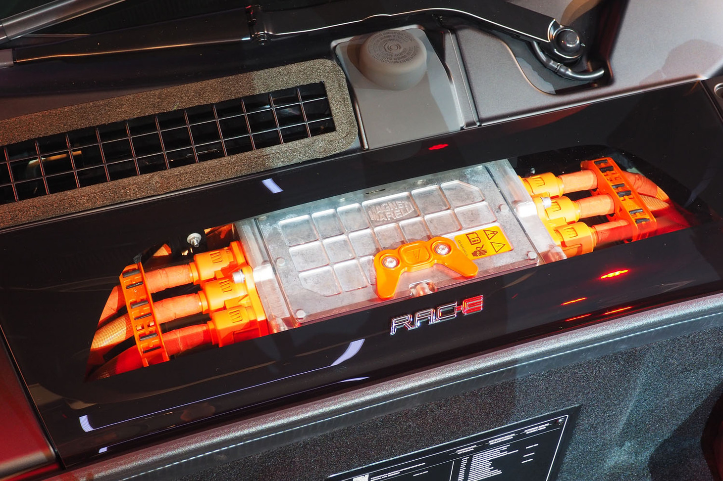 新型「フェラーリ849テスタロッサ」発表イベントの会場から 内装・外装など76枚 【画像・写真】 - webCG