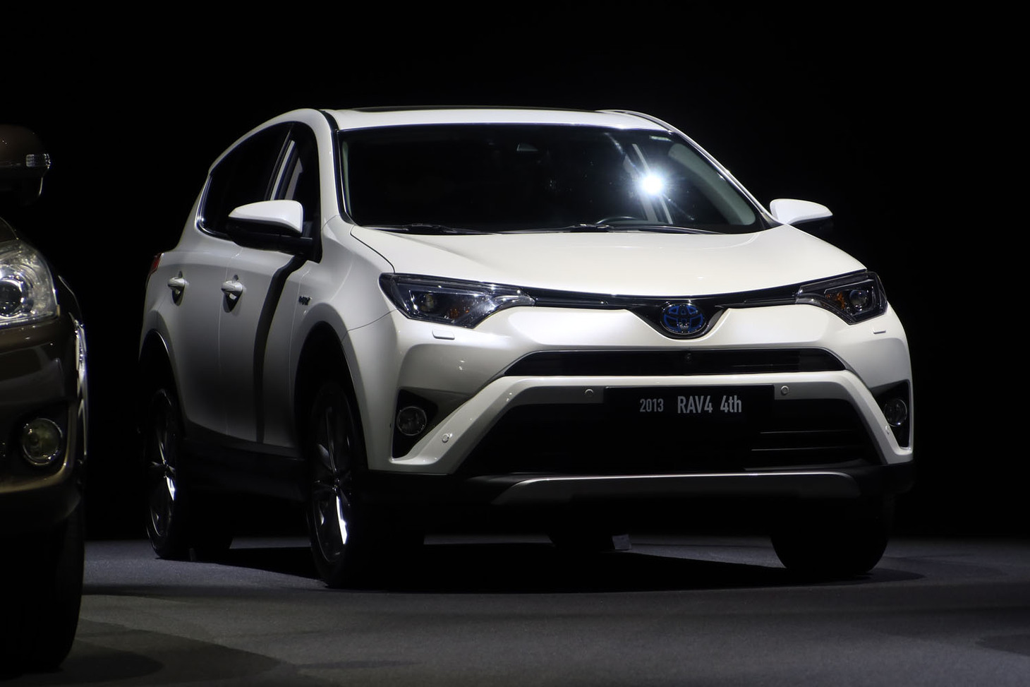 新型「トヨタRAV4」発表会の会場から 内装・外装など68枚 【画像・写真】 - webCG