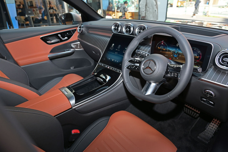 新型「メルセデス・ベンツGLC」発表会の会場から 内装・外装など21枚 【画像・写真】 - webCG