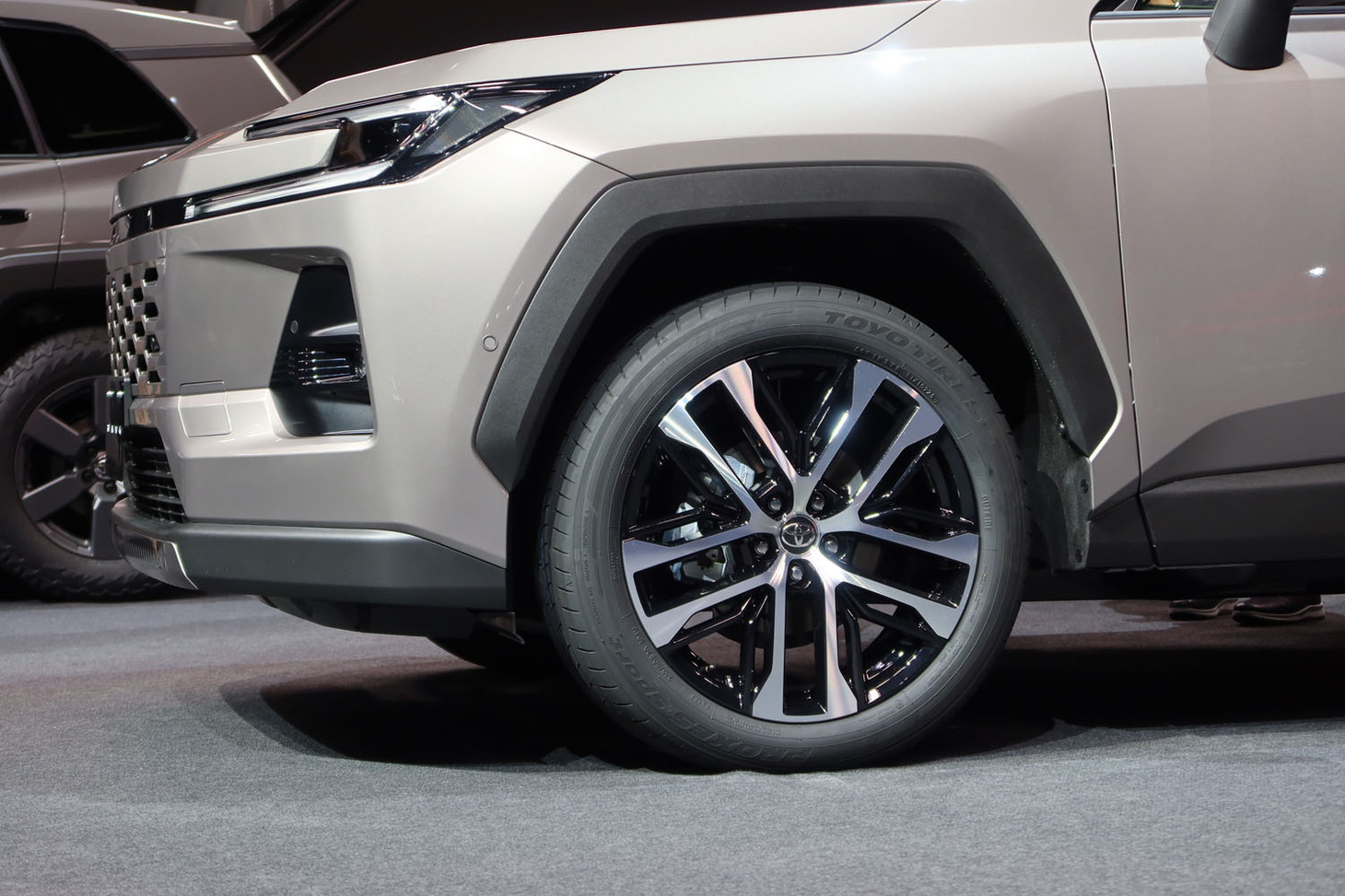 新型「トヨタRAV4」発表会の会場から 内装・外装など68枚 【画像・写真】 - webCG