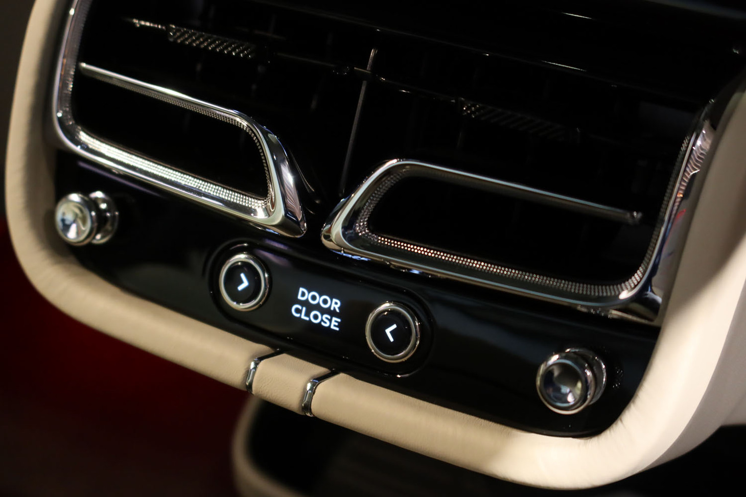 ベントレー・ベンテイガEWBアズール ファーストエディション 内装・外装など65枚 【画像・写真】 - webCG