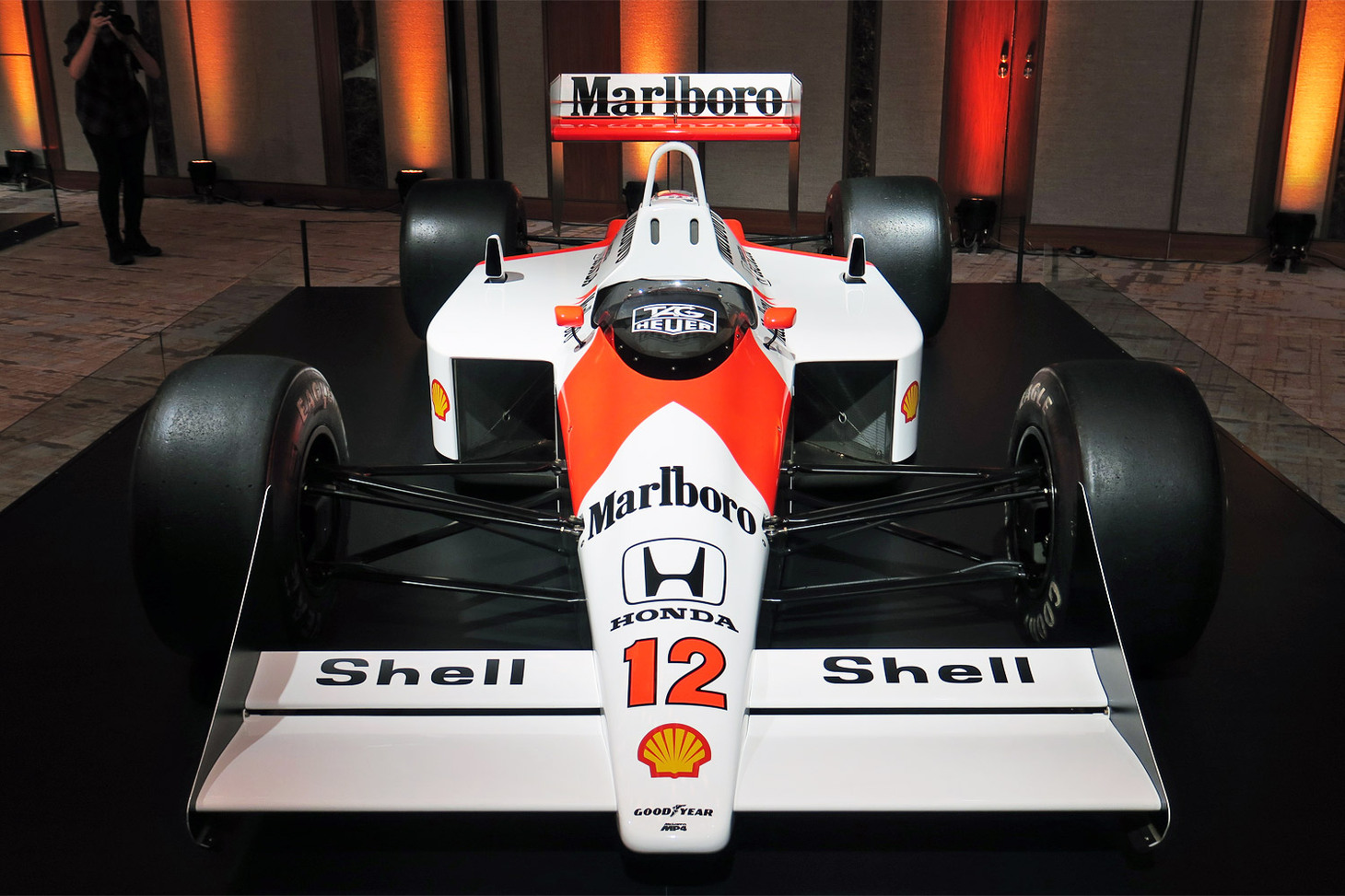 マクラーレン創立60周年記念展示の会場より（マクラーレンMP4/4、MP4/5B） ビジュアル40枚 【画像・写真】 - webCG