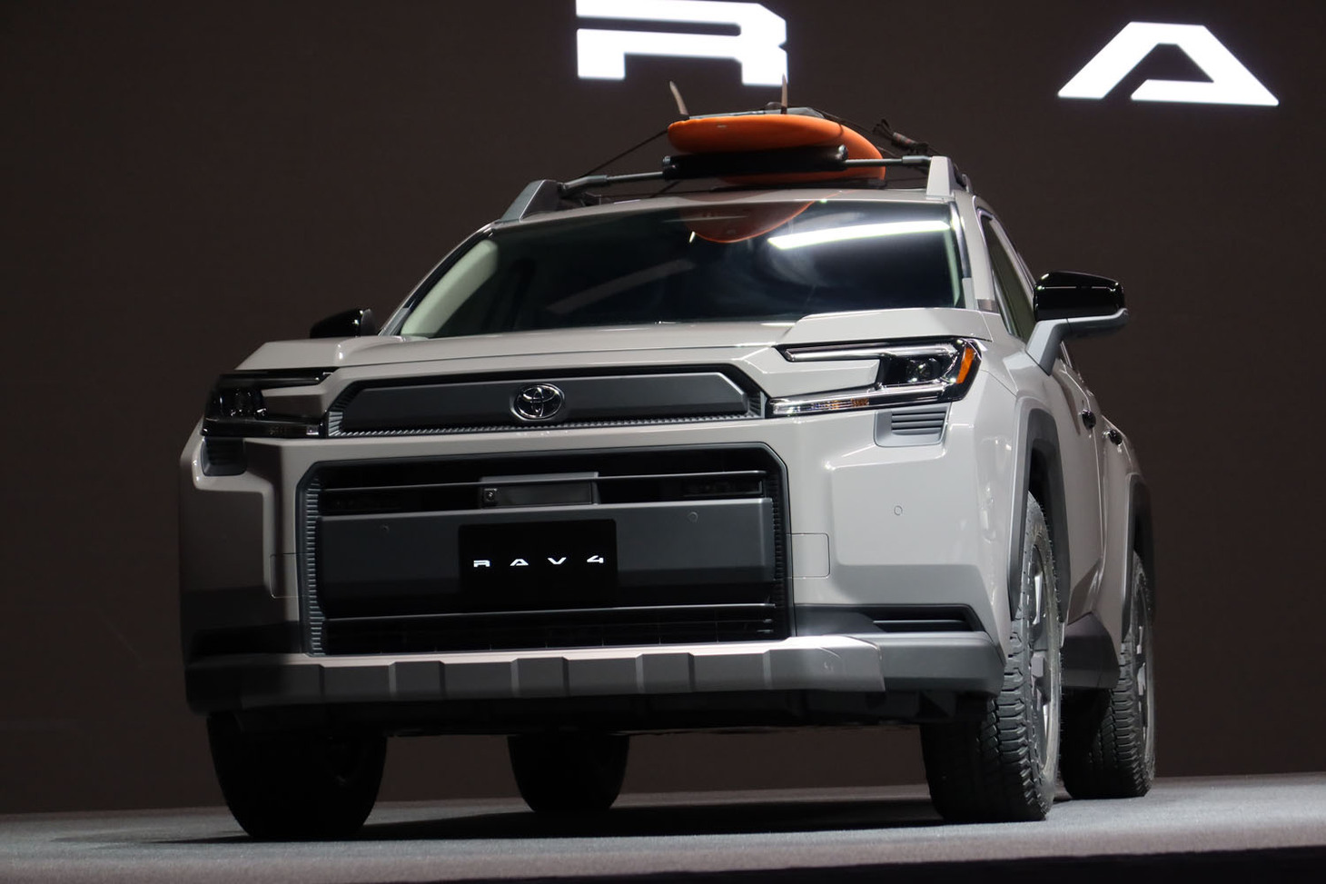 新型「トヨタRAV4」発表会の会場から 内装・外装など68枚 【画像・写真】 - webCG